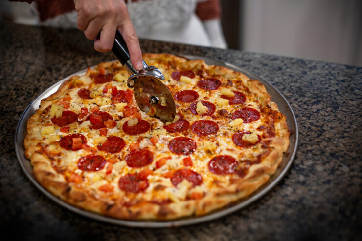 Hand-Tossed vs Handmade Pan Pizza: Which is Better? - Pizzaware