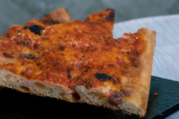 Domino's Hand Tossed vs Pan: Which Pizza Crust Reigns Supreme? - Pizzaware